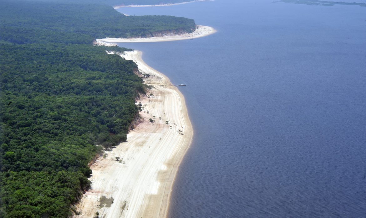 Vista aérea do rio Negro no estado do Amazonas - iGUi Ecologia
